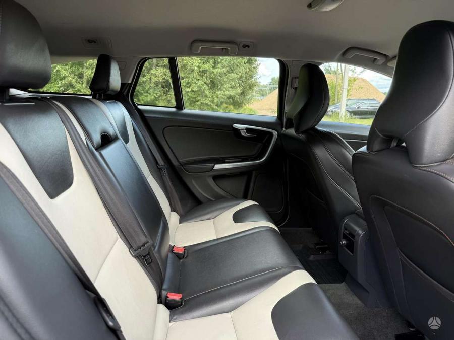 Brown Volvo V60 Cross Country 2015 in Kaunas, with an engine capacity of 2.00 L and mileage of 289 thousand km for 9250 €, photo 23 on AUTOMOTO.COM.LV