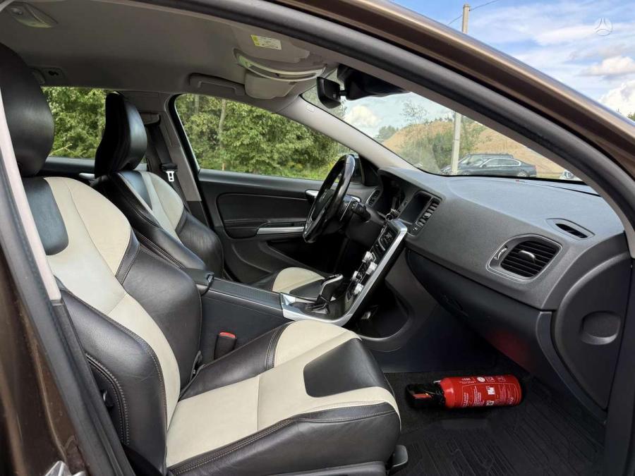 Brown Volvo V60 Cross Country 2015 in Kaunas, with an engine capacity of 2.00 L and mileage of 289 thousand km for 9250 €, photo 24 on AUTOMOTO.COM.LV
