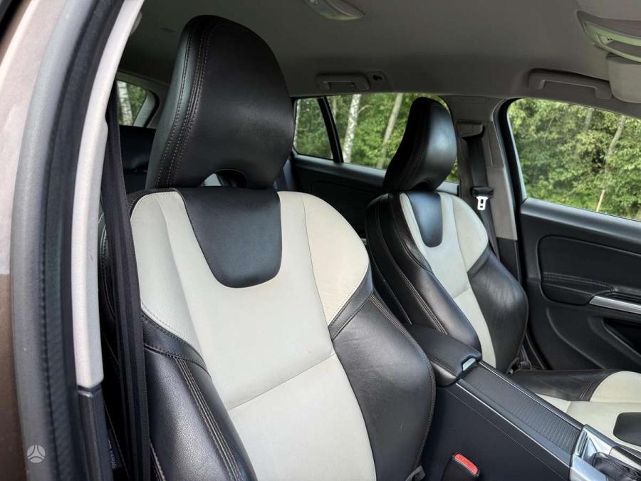 Brown Volvo V60 Cross Country 2015 in Kaunas, with an engine capacity of 2.00 L and mileage of 289 thousand km for 9250 €, photo 25 on AUTOMOTO.COM.LV