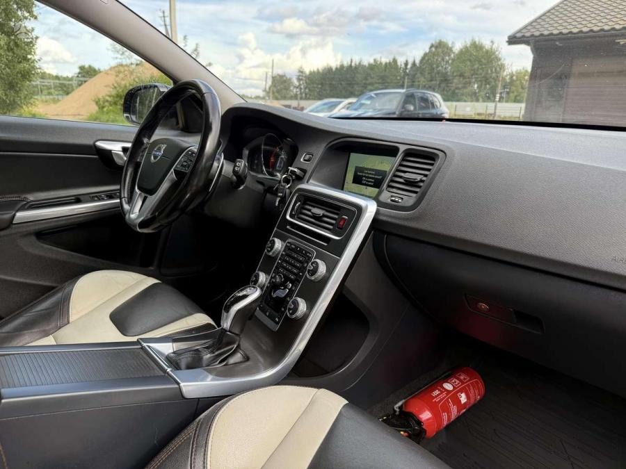 Brown Volvo V60 Cross Country 2015 in Kaunas, with an engine capacity of 2.00 L and mileage of 289 thousand km for 9250 €, photo 26 on AUTOMOTO.COM.LV