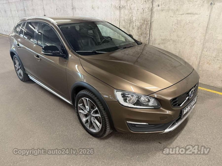 Brown Volvo V60 Cross Country 2016 in Tallinn, with an engine capacity of 2.00 L and mileage of 181 thousand km for 11995 €, photo 1 on AUTOMOTO.COM.LV