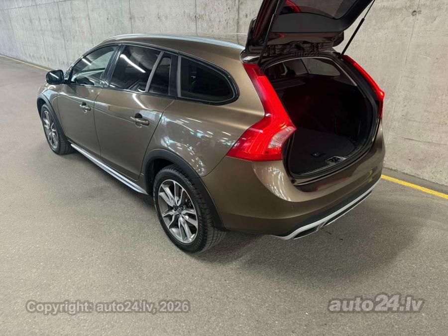 Brown Volvo V60 Cross Country 2016 in Tallinn, with an engine capacity of 2.00 L and mileage of 181 thousand km for 11995 €, photo 4 on AUTOMOTO.COM.LV