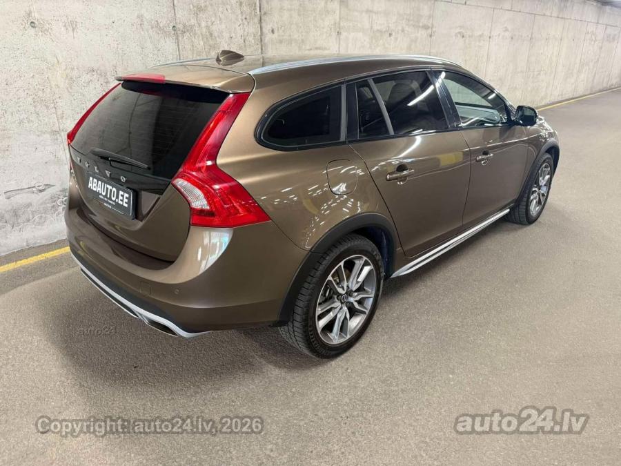 Brown Volvo V60 Cross Country 2016 in Tallinn, with an engine capacity of 2.00 L and mileage of 181 thousand km for 11995 €, photo 6 on AUTOMOTO.COM.LV