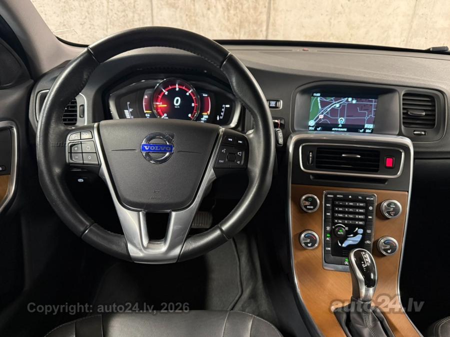 Brown Volvo V60 Cross Country 2016 in Tallinn, with an engine capacity of 2.00 L and mileage of 181 thousand km for 11995 €, photo 7 on AUTOMOTO.COM.LV