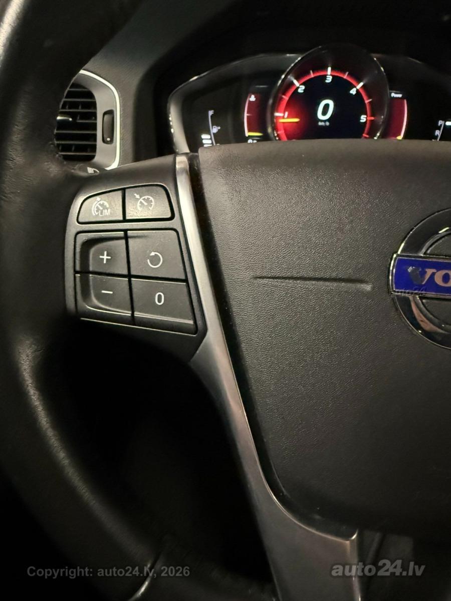 Brown Volvo V60 Cross Country 2016 in Tallinn, with an engine capacity of 2.00 L and mileage of 181 thousand km for 11995 €, photo 8 on AUTOMOTO.COM.LV