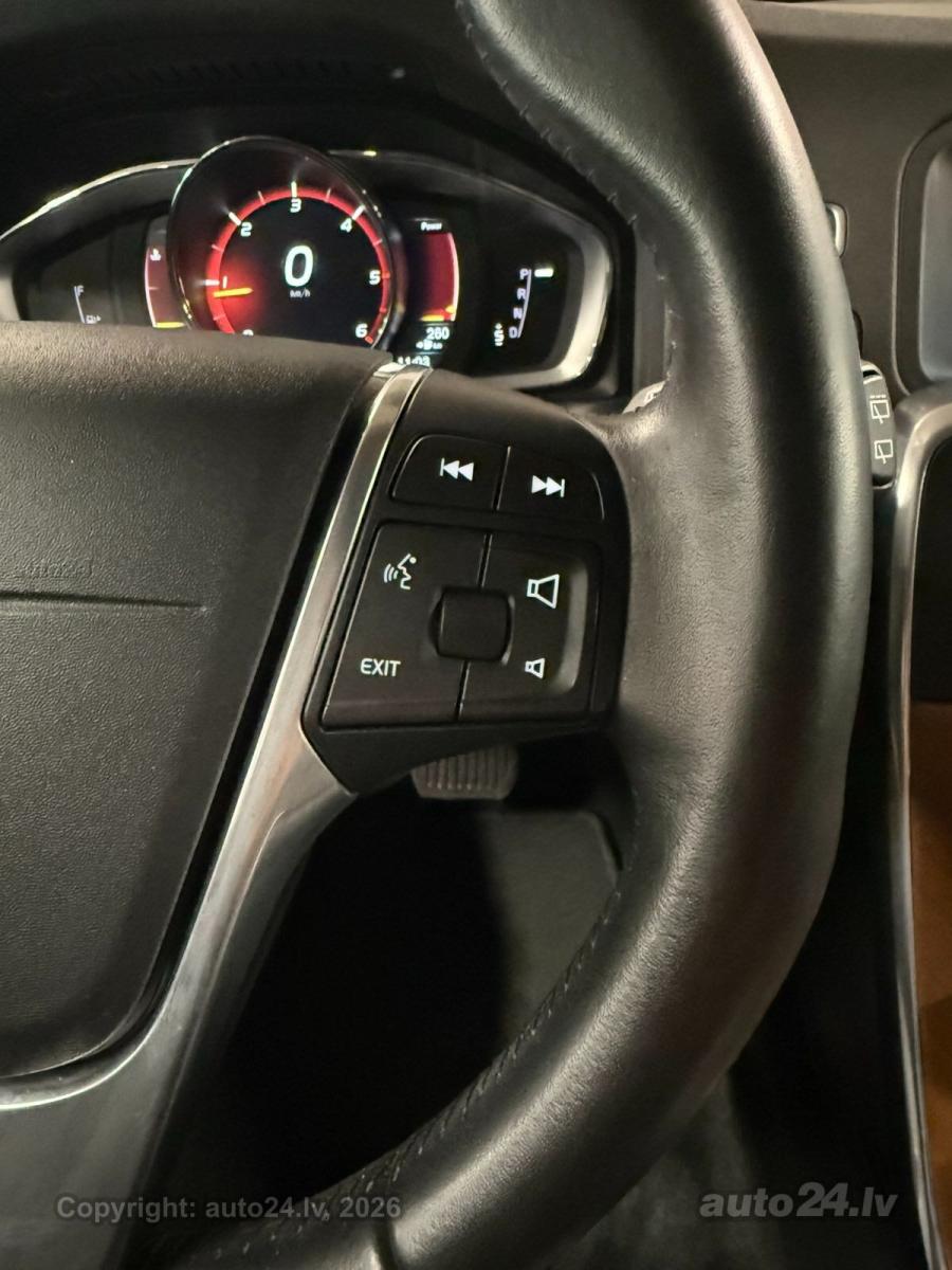 Brown Volvo V60 Cross Country 2016 in Tallinn, with an engine capacity of 2.00 L and mileage of 181 thousand km for 11995 €, photo 9 on AUTOMOTO.COM.LV
