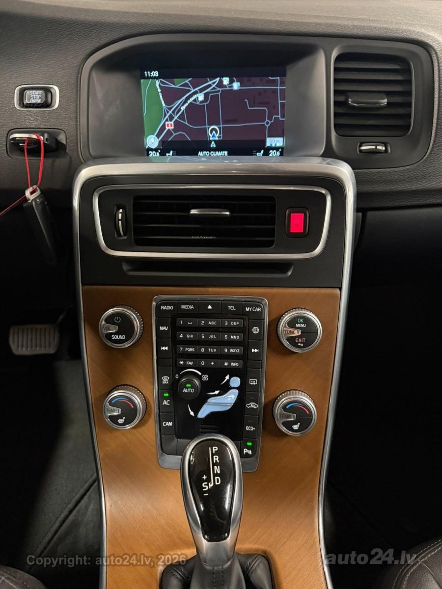 Brown Volvo V60 Cross Country 2016 in Tallinn, with an engine capacity of 2.00 L and mileage of 181 thousand km for 11995 €, photo 13 on AUTOMOTO.COM.LV