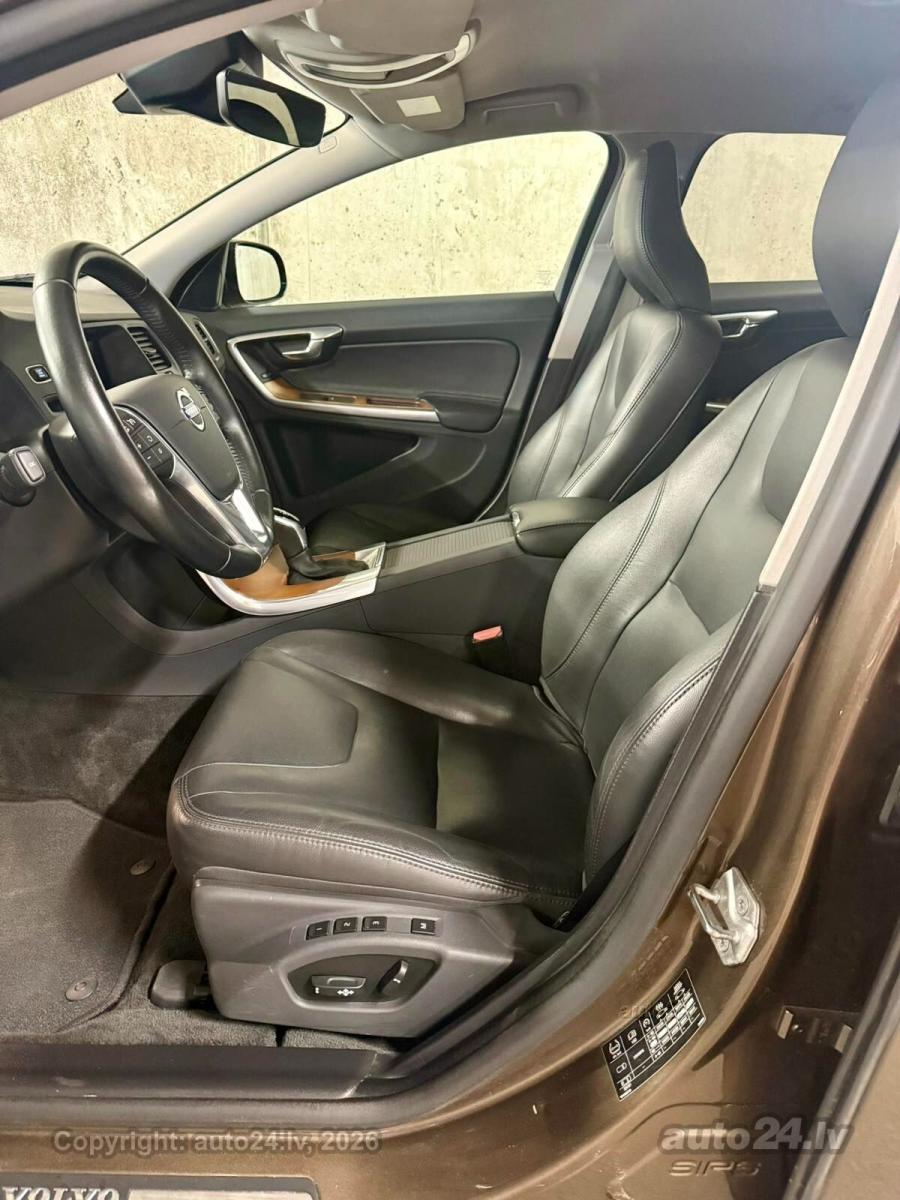 Brown Volvo V60 Cross Country 2016 in Tallinn, with an engine capacity of 2.00 L and mileage of 181 thousand km for 11995 €, photo 14 on AUTOMOTO.COM.LV