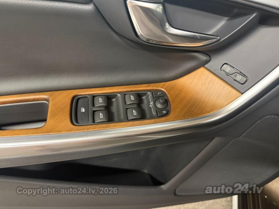 Brown Volvo V60 Cross Country 2016 in Tallinn, with an engine capacity of 2.00 L and mileage of 181 thousand km for 11995 €, photo 16 on AUTOMOTO.COM.LV