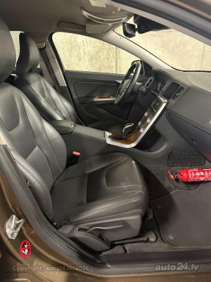 Brown Volvo V60 Cross Country 2016 in Tallinn, with an engine capacity of 2.00 L and mileage of 181 thousand km for 11995 €, photo 17 on AUTOMOTO.COM.LV