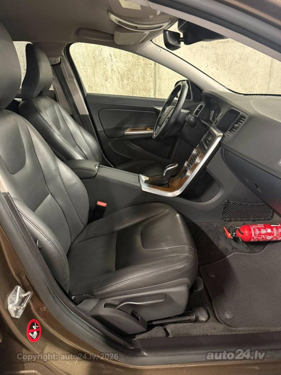 Brown Volvo V60 Cross Country 2016 in Tallinn, with an engine capacity of 2.00 L and mileage of 181 thousand km for 11995 €, photo 17 on AUTOMOTO.COM.LV