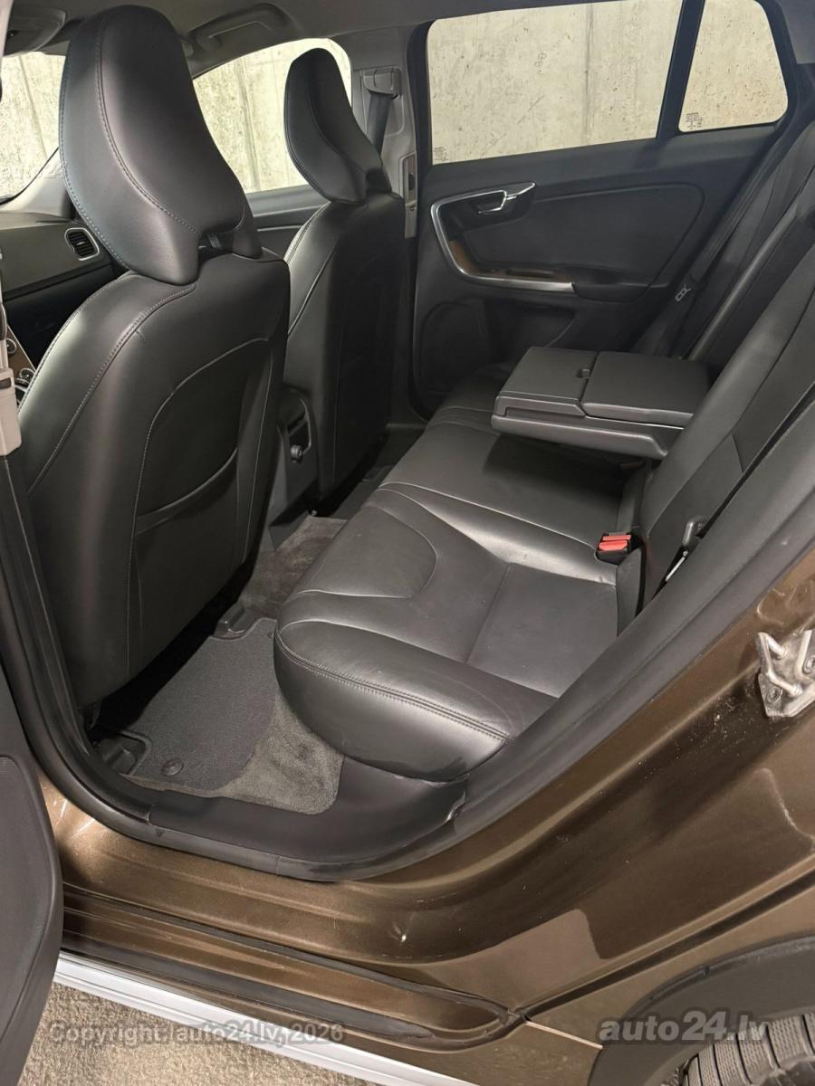 Brown Volvo V60 Cross Country 2016 in Tallinn, with an engine capacity of 2.00 L and mileage of 181 thousand km for 11995 €, photo 18 on AUTOMOTO.COM.LV