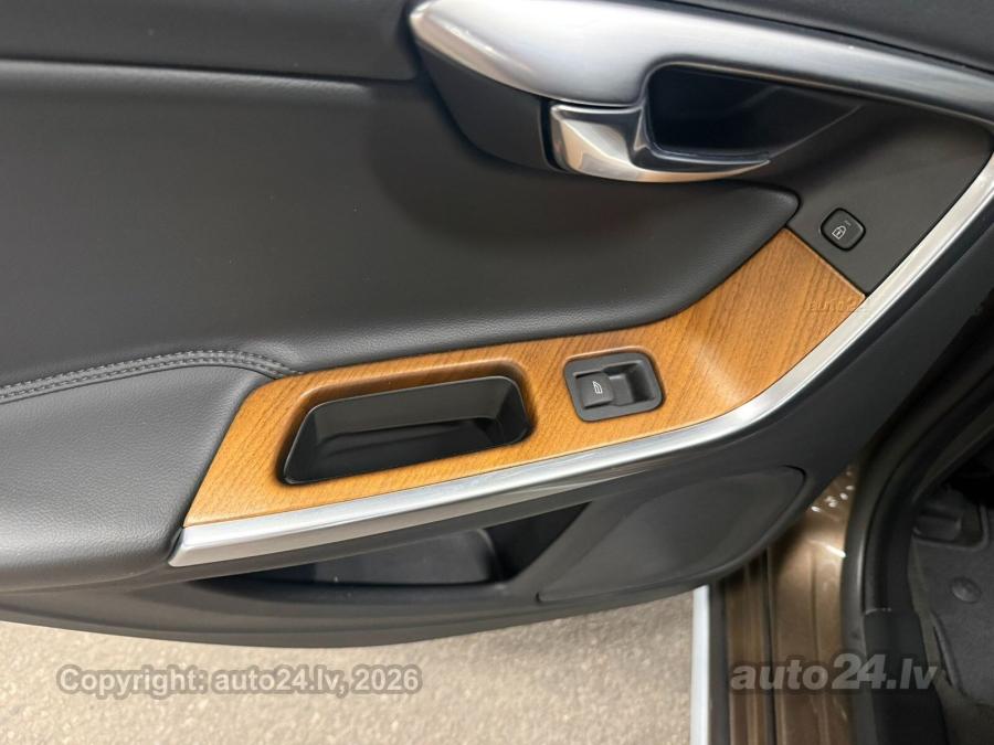 Brown Volvo V60 Cross Country 2016 in Tallinn, with an engine capacity of 2.00 L and mileage of 181 thousand km for 11995 €, photo 19 on AUTOMOTO.COM.LV