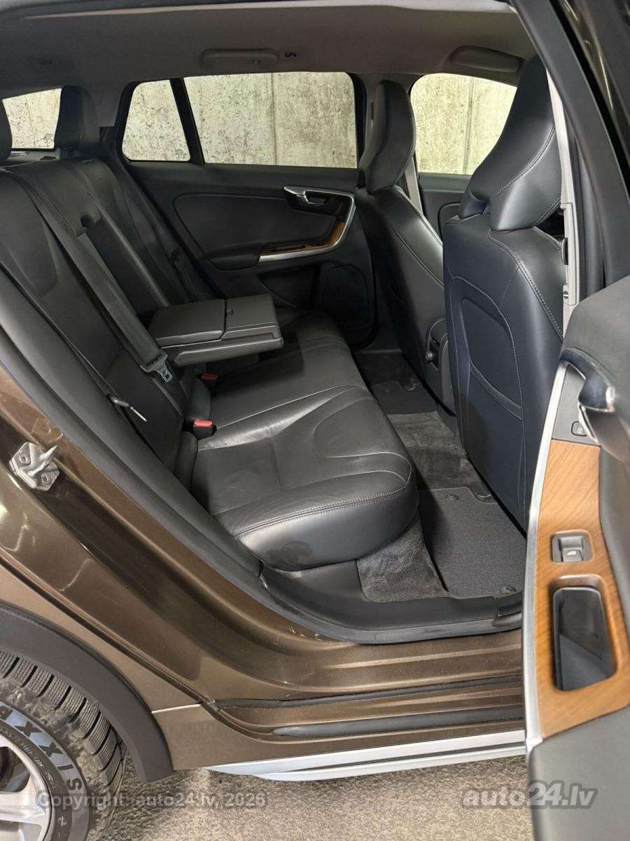 Brown Volvo V60 Cross Country 2016 in Tallinn, with an engine capacity of 2.00 L and mileage of 181 thousand km for 11995 €, photo 20 on AUTOMOTO.COM.LV