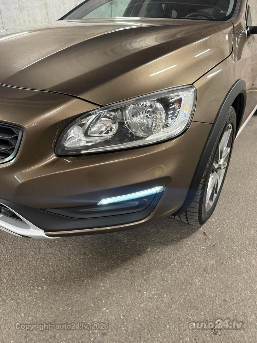 Brown Volvo V60 Cross Country 2016 in Tallinn, with an engine capacity of 2.00 L and mileage of 181 thousand km for 11995 €, photo 22 on AUTOMOTO.COM.LV