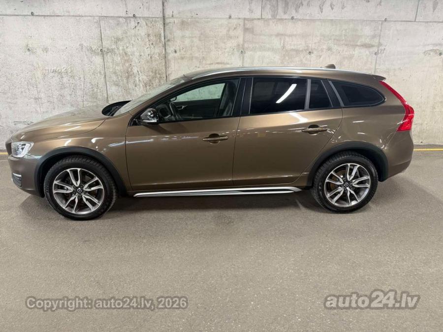 Brown Volvo V60 Cross Country 2016 in Tallinn, with an engine capacity of 2.00 L and mileage of 181 thousand km for 11995 €, photo 24 on AUTOMOTO.COM.LV