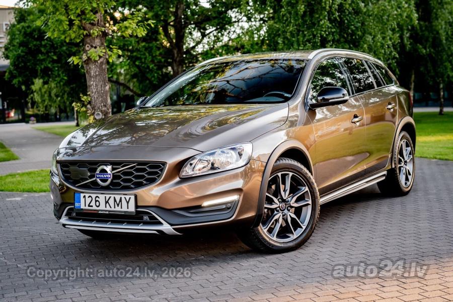 Brown Volvo V60 Cross Country 2016 in Parnu, with an engine capacity of 2.00 L and mileage of 181 thousand km for 11490 €, photo 1 on AUTOMOTO.COM.LV