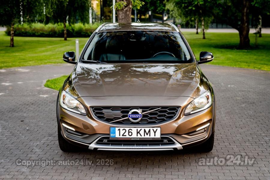 Brown Volvo V60 Cross Country 2016 in Parnu, with an engine capacity of 2.00 L and mileage of 181 thousand km for 11490 €, photo 4 on AUTOMOTO.COM.LV