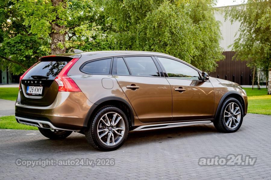 Brown Volvo V60 Cross Country 2016 in Parnu, with an engine capacity of 2.00 L and mileage of 181 thousand km for 11490 €, photo 7 on AUTOMOTO.COM.LV