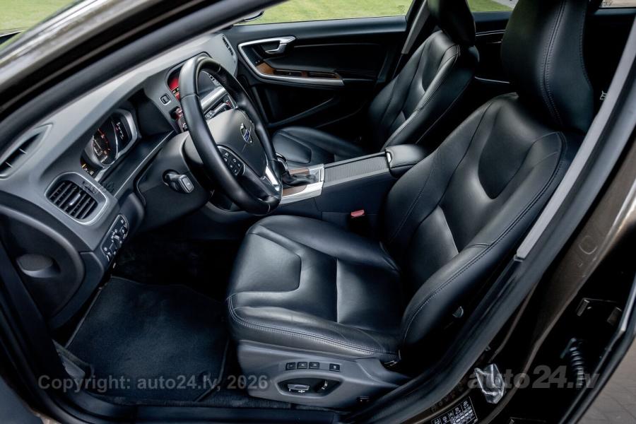 Brown Volvo V60 Cross Country 2016 in Parnu, with an engine capacity of 2.00 L and mileage of 181 thousand km for 11490 €, photo 12 on AUTOMOTO.COM.LV