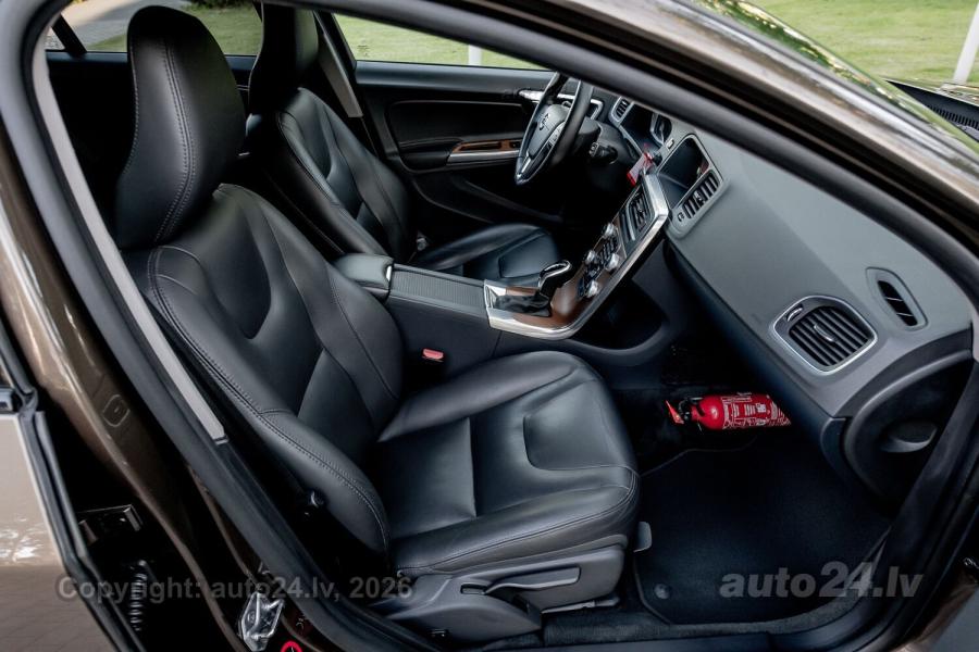 Brown Volvo V60 Cross Country 2016 in Parnu, with an engine capacity of 2.00 L and mileage of 181 thousand km for 11490 €, photo 14 on AUTOMOTO.COM.LV