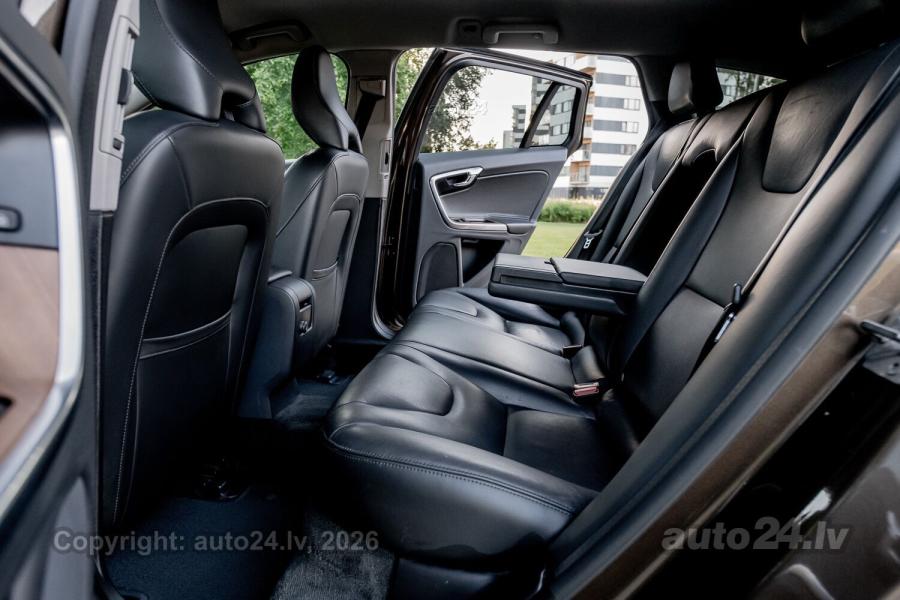 Brown Volvo V60 Cross Country 2016 in Parnu, with an engine capacity of 2.00 L and mileage of 181 thousand km for 11490 €, photo 15 on AUTOMOTO.COM.LV