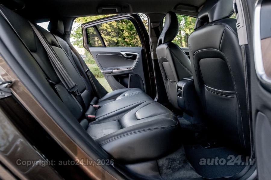 Brown Volvo V60 Cross Country 2016 in Parnu, with an engine capacity of 2.00 L and mileage of 181 thousand km for 11490 €, photo 16 on AUTOMOTO.COM.LV