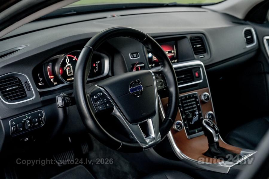 Brown Volvo V60 Cross Country 2016 in Parnu, with an engine capacity of 2.00 L and mileage of 181 thousand km for 11490 €, photo 17 on AUTOMOTO.COM.LV
