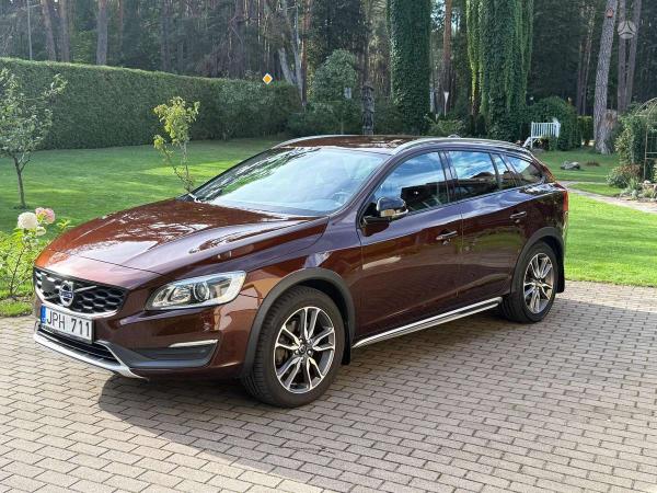 Brown Volvo V60 Cross Country 2016 in Birstonas, with an engine capacity of 2.40 L and mileage of 314 thousand km for 8500 €, photo 1 on AUTOMOTO.COM.LV
