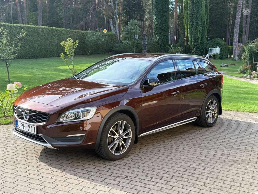 Brown Volvo V60 Cross Country 2016 in Birstonas, with an engine capacity of 2.40 L and mileage of 314 thousand km for 8500 €, photo 1 on AUTOMOTO.COM.LV