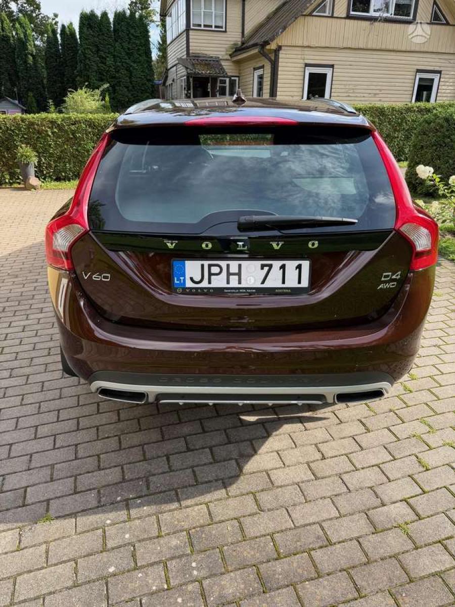 Brown Volvo V60 Cross Country 2016 in Birstonas, with an engine capacity of 2.40 L and mileage of 314 thousand km for 8500 €, photo 5 on AUTOMOTO.COM.LV