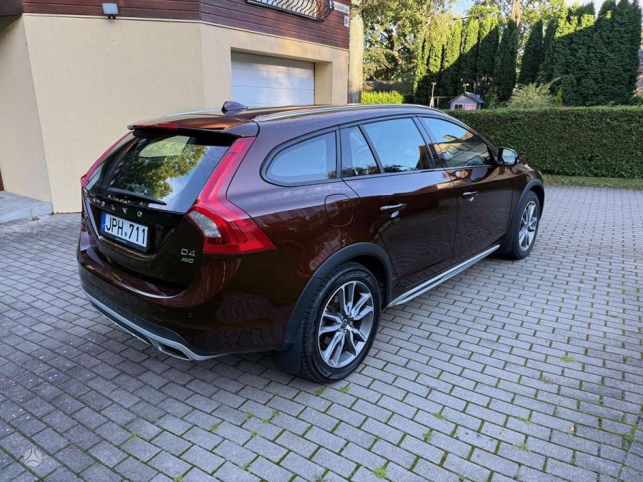 Brown Volvo V60 Cross Country 2016 in Birstonas, with an engine capacity of 2.40 L and mileage of 314 thousand km for 8500 €, photo 7 on AUTOMOTO.COM.LV