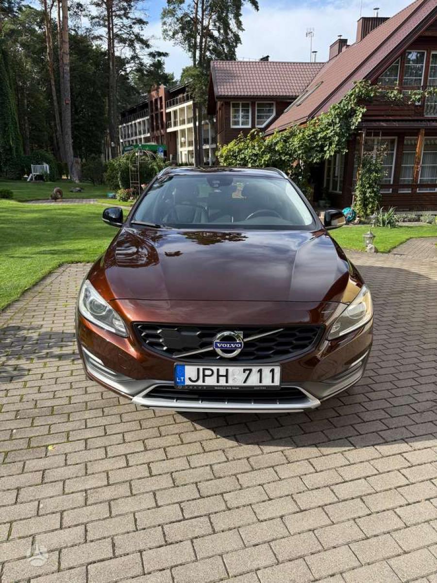 Brown Volvo V60 Cross Country 2016 in Birstonas, with an engine capacity of 2.40 L and mileage of 314 thousand km for 8500 €, photo 9 on AUTOMOTO.COM.LV