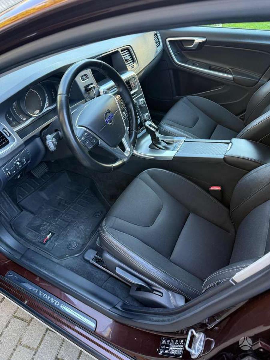 Brown Volvo V60 Cross Country 2016 in Birstonas, with an engine capacity of 2.40 L and mileage of 314 thousand km for 8500 €, photo 10 on AUTOMOTO.COM.LV