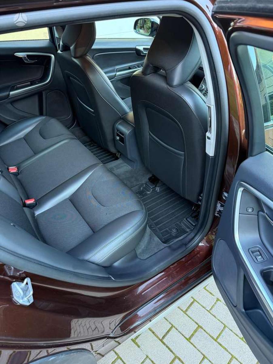 Brown Volvo V60 Cross Country 2016 in Birstonas, with an engine capacity of 2.40 L and mileage of 314 thousand km for 8500 €, photo 12 on AUTOMOTO.COM.LV