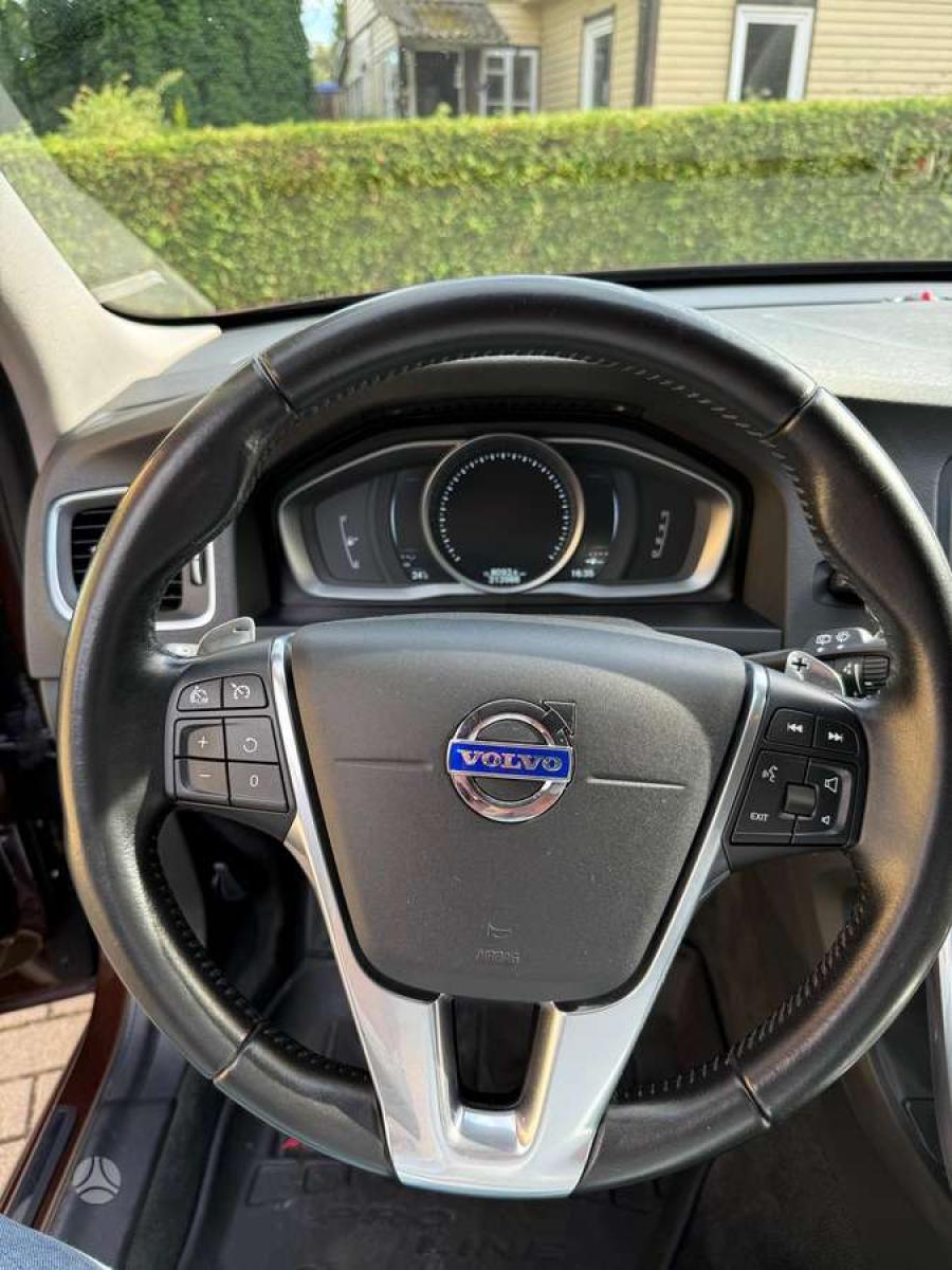 Brown Volvo V60 Cross Country 2016 in Birstonas, with an engine capacity of 2.40 L and mileage of 314 thousand km for 8500 €, photo 14 on AUTOMOTO.COM.LV