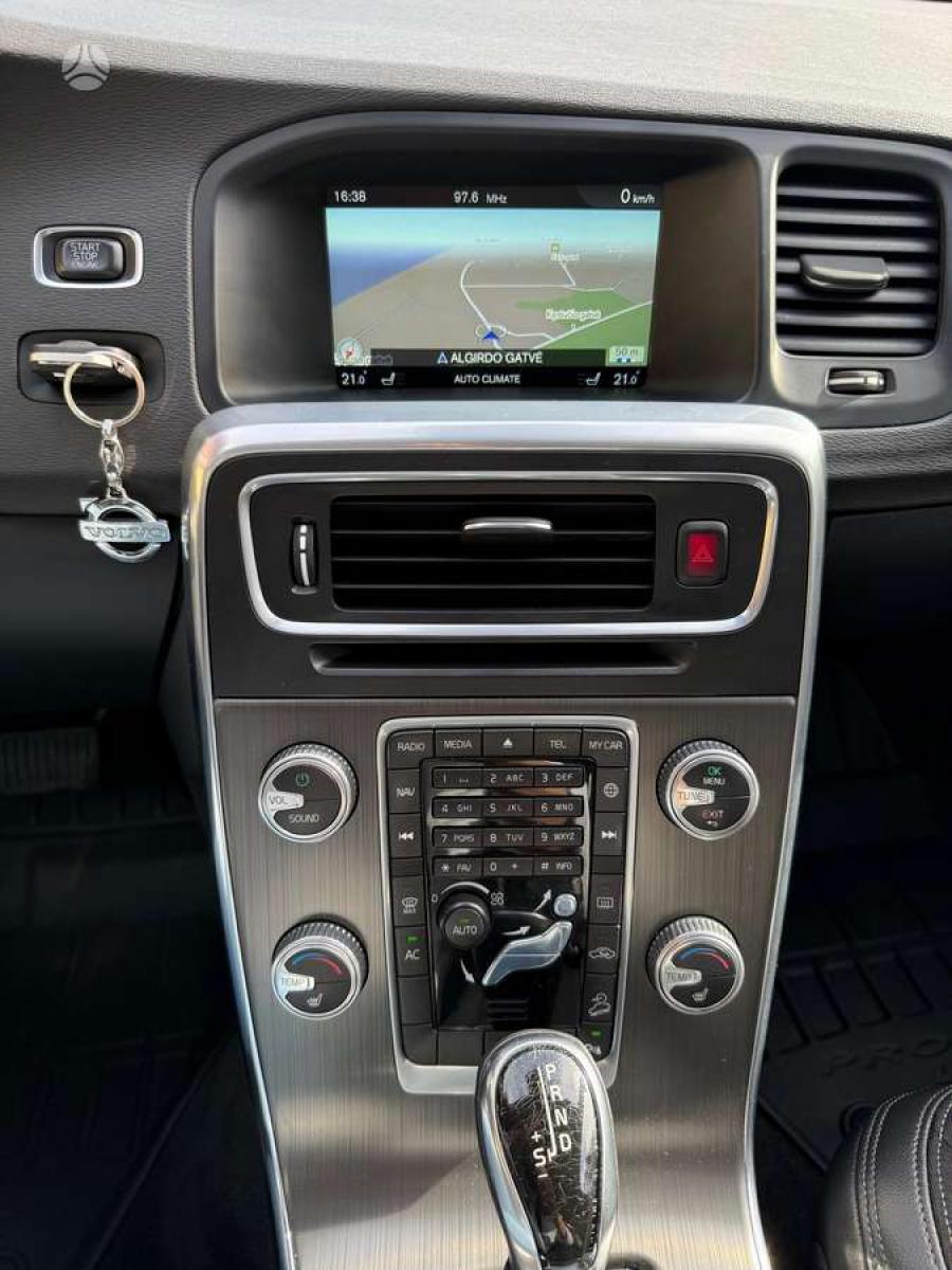 Brown Volvo V60 Cross Country 2016 in Birstonas, with an engine capacity of 2.40 L and mileage of 314 thousand km for 8500 €, photo 17 on AUTOMOTO.COM.LV