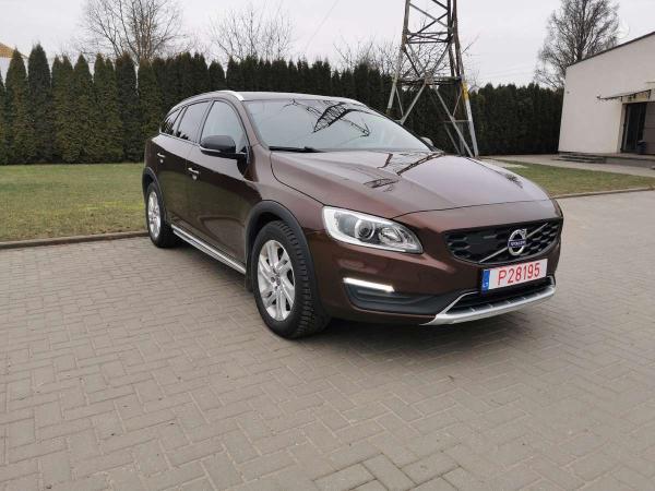 Brown Volvo V60 Cross Country 2017 in Kaunas, with an engine capacity of 2.40 L and mileage of 244 thousand km for 13300 €, photo 2 on AUTOMOTO.COM.LV