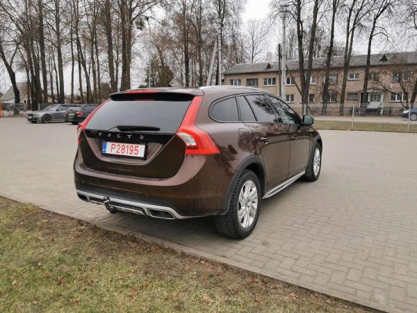 Brown Volvo V60 Cross Country 2017 in Kaunas, with an engine capacity of 2.40 L and mileage of 244 thousand km for 13300 €, photo 4 on AUTOMOTO.COM.LV