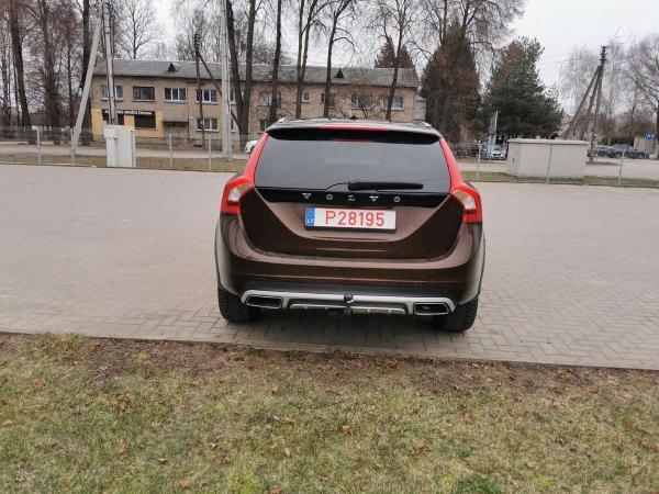 Brown Volvo V60 Cross Country 2017 in Kaunas, with an engine capacity of 2.40 L and mileage of 244 thousand km for 13300 €, photo 5 on AUTOMOTO.COM.LV