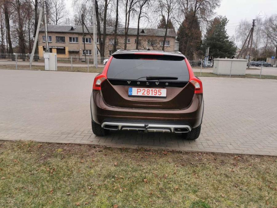 Brown Volvo V60 Cross Country 2017 in Kaunas, with an engine capacity of 2.40 L and mileage of 244 thousand km for 13300 €, photo 5 on AUTOMOTO.COM.LV