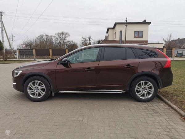 Brown Volvo V60 Cross Country 2017 in Kaunas, with an engine capacity of 2.40 L and mileage of 244 thousand km for 13300 €, photo 7 on AUTOMOTO.COM.LV