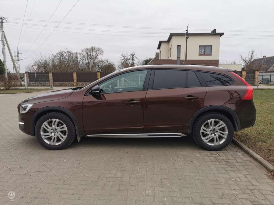 Brown Volvo V60 Cross Country 2017 in Kaunas, with an engine capacity of 2.40 L and mileage of 244 thousand km for 13300 €, photo 7 on AUTOMOTO.COM.LV