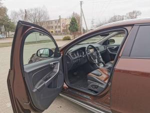 Brown Volvo V60 Cross Country 2017 in Kaunas, with an engine capacity of 2.40 L and mileage of 244 thousand km for 13300 €, photo 8 on AUTOMOTO.COM.LV