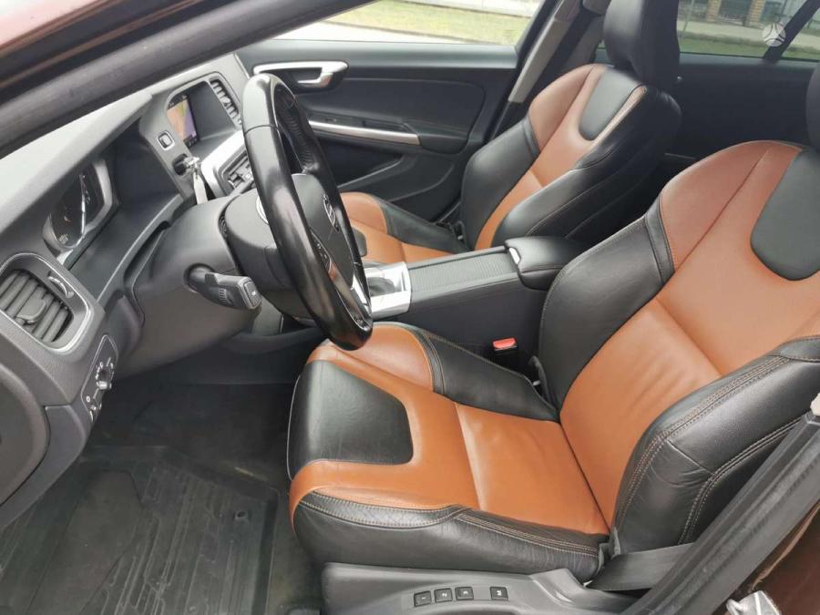 Brown Volvo V60 Cross Country 2017 in Kaunas, with an engine capacity of 2.40 L and mileage of 244 thousand km for 13300 €, photo 9 on AUTOMOTO.COM.LV