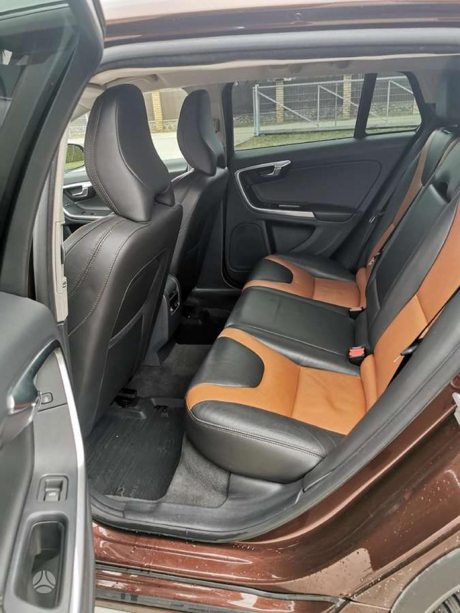 Brown Volvo V60 Cross Country 2017 in Kaunas, with an engine capacity of 2.40 L and mileage of 244 thousand km for 13300 €, photo 13 on AUTOMOTO.COM.LV