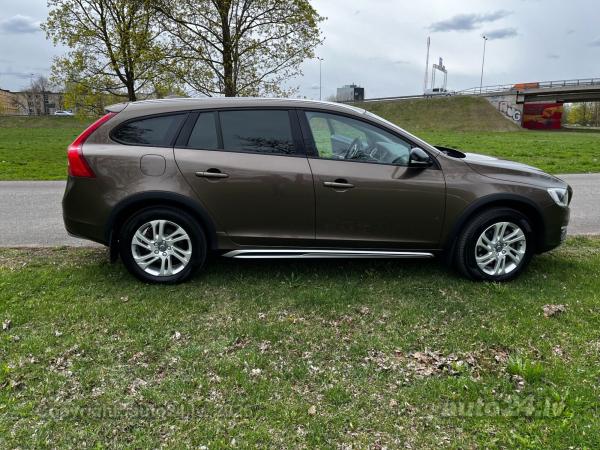 Brūns Volvo V60 Cross Country 2017 Jehvi, ar dzinēja tilpumu 2.00 L un nobraukumu 182 tūkst. km par 13500 €, foto 3 vietnē AUTOMOTO.COM.LV