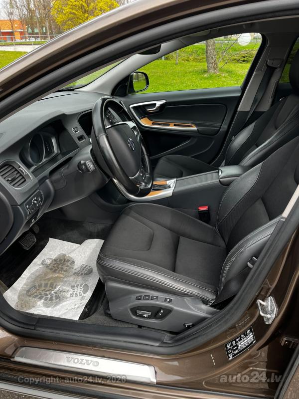 Brūns Volvo V60 Cross Country 2017 Jehvi, ar dzinēja tilpumu 2.00 L un nobraukumu 182 tūkst. km par 13500 €, foto 6 vietnē AUTOMOTO.COM.LV