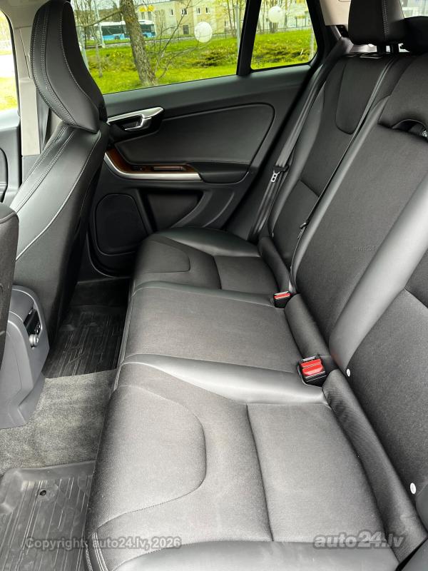 Brūns Volvo V60 Cross Country 2017 Jehvi, ar dzinēja tilpumu 2.00 L un nobraukumu 182 tūkst. km par 13500 €, foto 8 vietnē AUTOMOTO.COM.LV