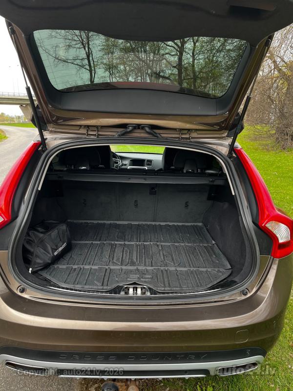 Brūns Volvo V60 Cross Country 2017 Jehvi, ar dzinēja tilpumu 2.00 L un nobraukumu 182 tūkst. km par 13500 €, foto 9 vietnē AUTOMOTO.COM.LV